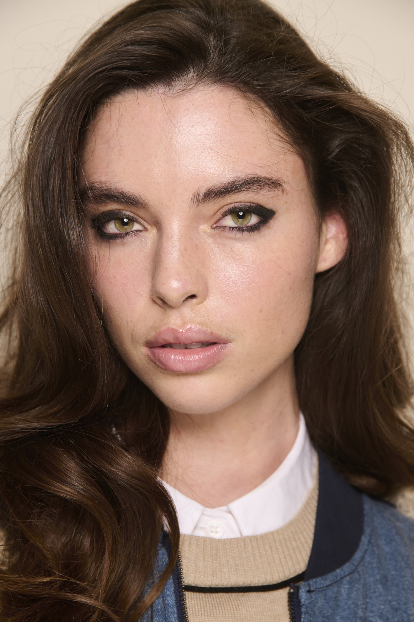 رسمات الكحل الاسود العريض بخطوط عريضة موضة شتاء 2025 - مجلة هي